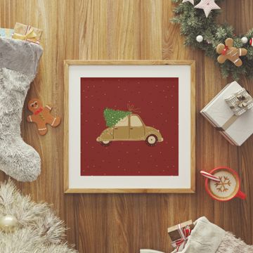 Новогодний постер красный с машинкой и зеленой елкой в снегу ...
